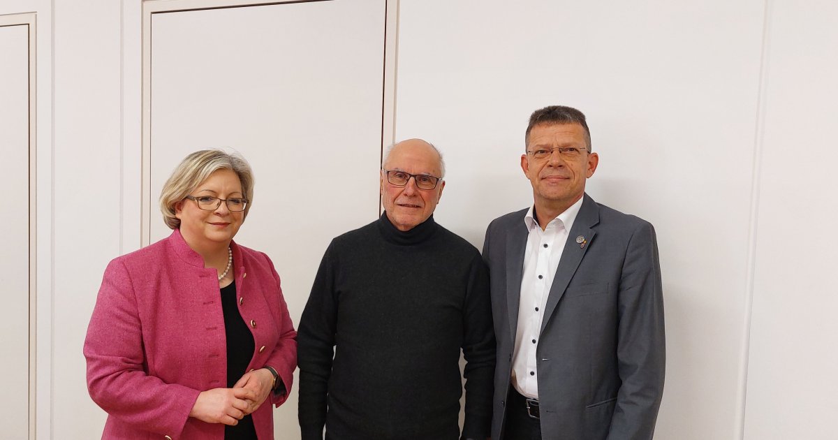 Gerhard Ostermann aus Riveris für langjährige ehrenamtliche Tätigkeit ...